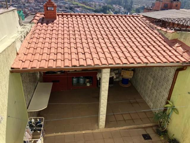 Vende se casa 3 quartos. 3 banheiros e 1 garagem no peri alto