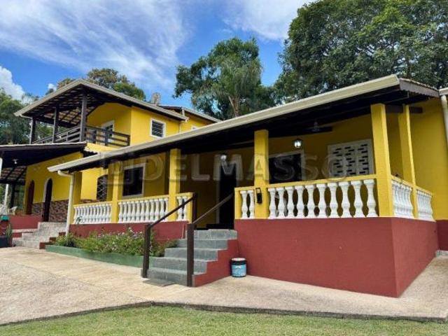 Vende se Chácara em Loteamento Fechado com Acesso à Represa!