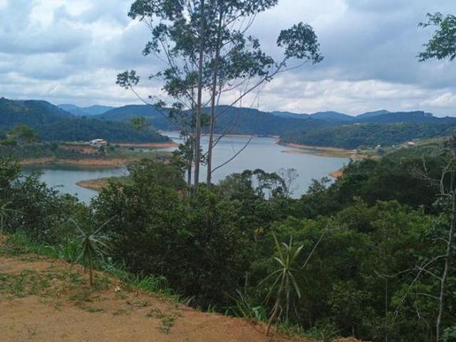 Vende se Chalé frente para represa no Bairro Pouso Frio Natividade da Serra