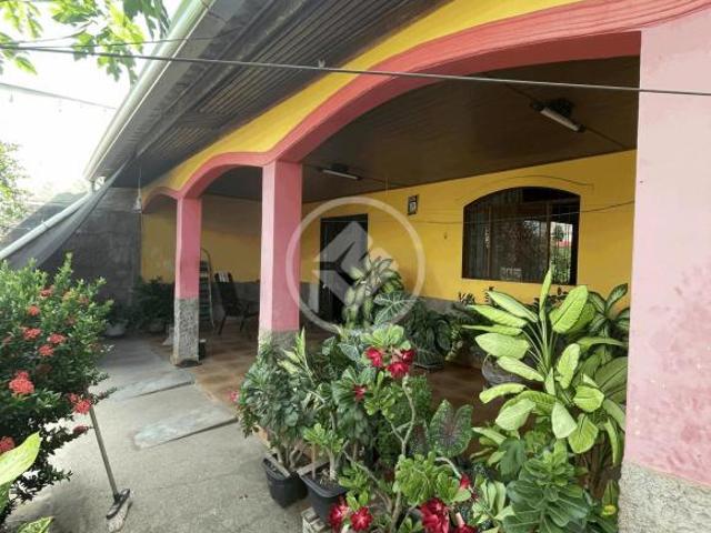 # Vende se espaçosa casa no Bairro Altos do Coxipó, com área de 393m2 sendo 160m2 construído, 03 qua