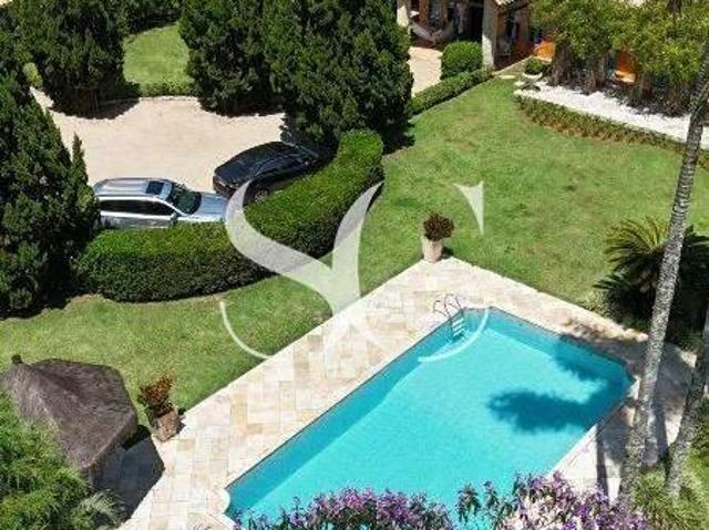 Vende se excelente casa em condominio fechado em Ibiúna