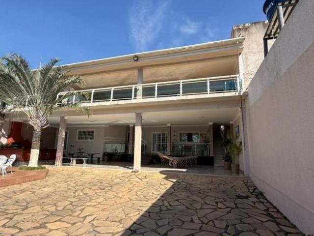 Vende se excelente casa localizada na Rua 03, ideal para quem busca espaço, R$ 1.300.000,00