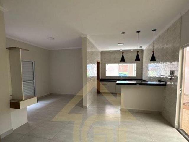 Vende se excelente residência com acabamento moderno, no Bairro Lívia