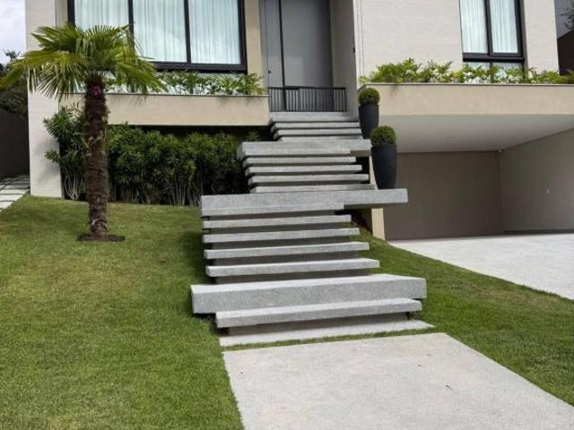 Vende se Imóvel LINDO, MODERNO, 4 suítes, Área Gourmet, e piscina. Cond. Re