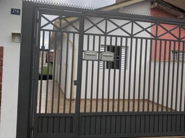 VENDE SE IMÓVEL NO JD. SANTA MENA COM QUATRO CASAS ÁREA TOTAL 250M2
