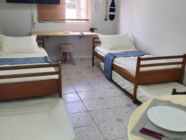Vende se Kitnet com 1 Dormitório, com mobília, 1º andar de escada, a 950 metros da praia do Boqueirã