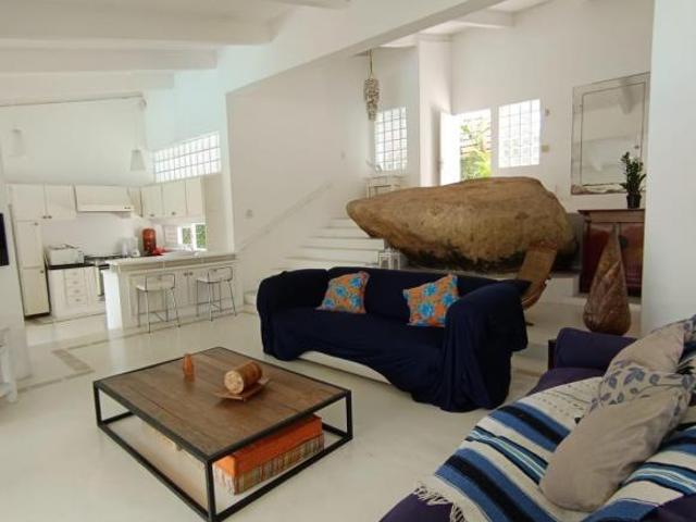 VENDE SE LINDA CASA – CONDOMÍNIO – SUL DA ILHA – ESTILO GREGA MARAVILHOSA.