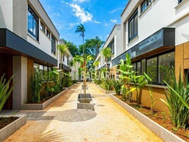 Vende se linda casa em condomínio luxuoso. Alto da Boa Vista
