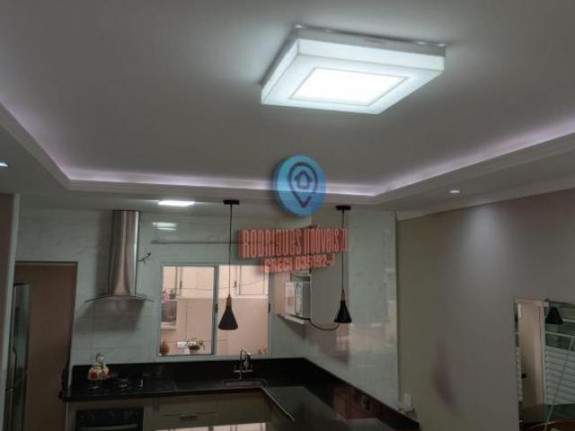 Vende se linda casa, toda planejada em condomínio fechado, lazer e segurança.
