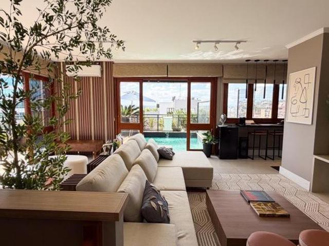Vende se linda cobertura com 3 quartos 1 suíte, 209m², 2 vagas e piscina – Trê