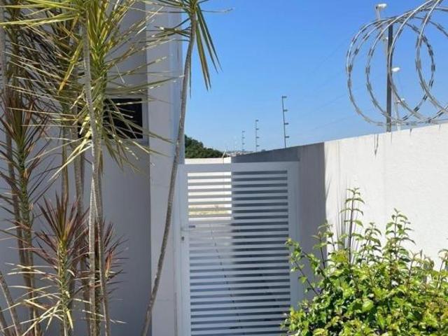 VENDE SE LINDO SOBRADO COM TRÊS DORM SENDO UM SUÍTE, DUAS VAGAS DESCOBERTAS E ÁREA GOURMET NO COND V