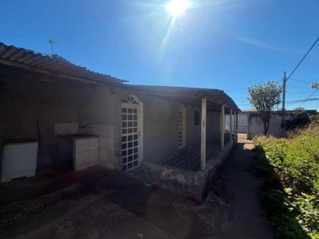 VENDE SE LOTE COM DUAS CASAS