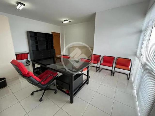 Vende se Sala Comerciais na av. 13 de Junho, sendo 44,77 m² no Edifício Albert Sabin. Localizado na