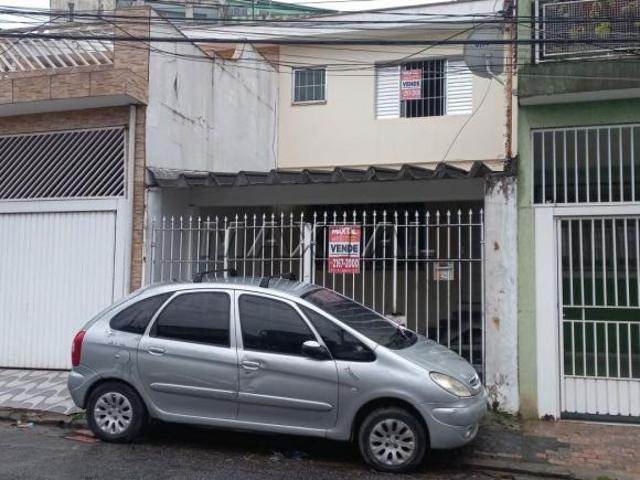 Vende se sobrado com 3 dormitórios, sendo 1 suíte com closet edícula e 2 vagas de garagem