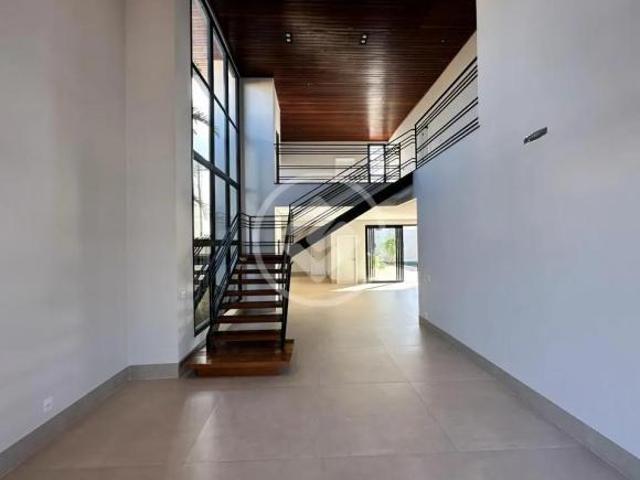 Vende se sobrado Contemporâneo com elevador no condomínio Florais Itália com 3 suítes sendo uma no t