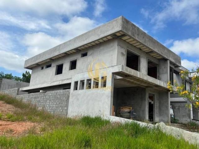 Vende se Sobrado em condomínio: 4 suítes, A/C 118m2 A/T 125m2