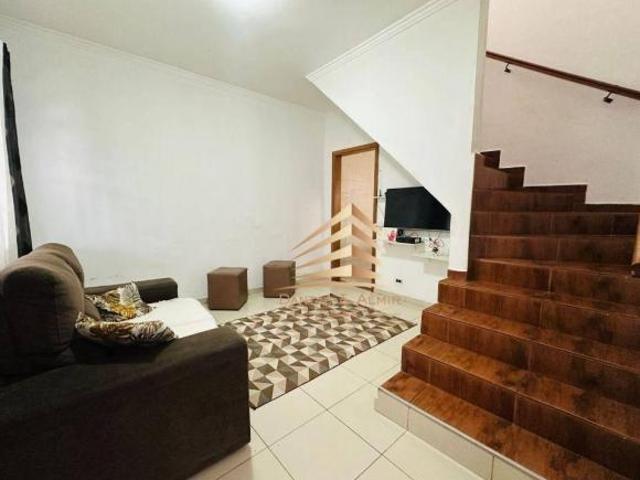 Vende sobrado na Vila Barros, com 3 dormitórios sendo 1 com suíte com sacada, próximo do centro de G