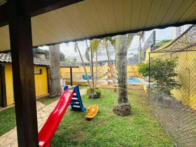 Vende sobrado na Vila Galvão com 4 dormitórios com 2 suítes, com piscina climatizada