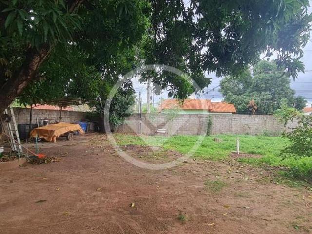 Vendo Terreno com 600 metros quadros de esquina, o terreno possui uma ampla casa com 3 quartos, cozi