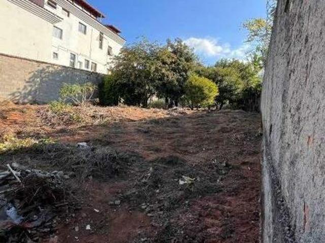 Vendo terreno com 750m² no valor de R$ 650.000,00 no bairro Trevo