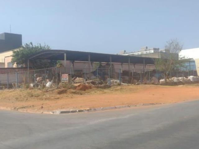 VENDO TERRENO DE EQUINA COM UM GALPÃO NA QI 11 DE TAGUATINGA SETOR INDUSTRIAL!