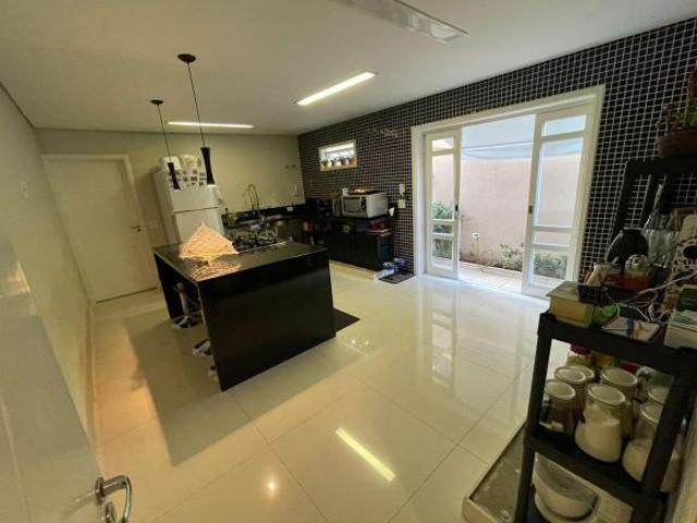 vendo um lindo sobrado 4 dorm, 4 suítes, área de lazer, fl58