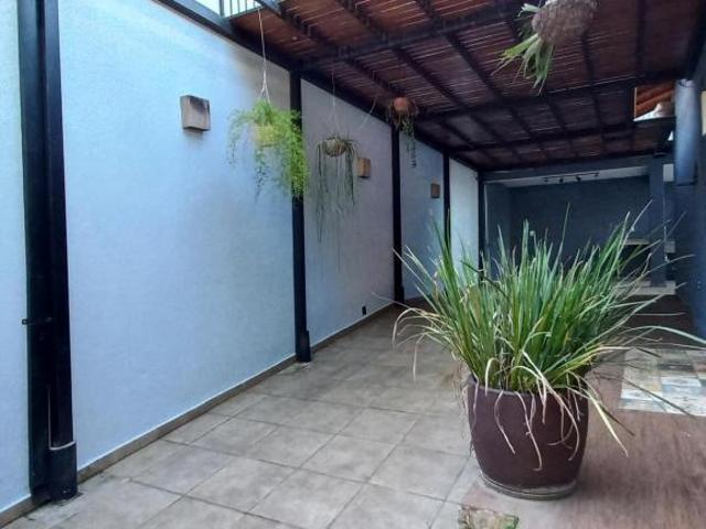 Vendo uma casa lindinha toda reformada no centro da cidade, 2 suítes mais 1 dormitório e mais de 3 v