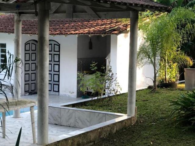 Vendo uma chácara com piscina e água corrente