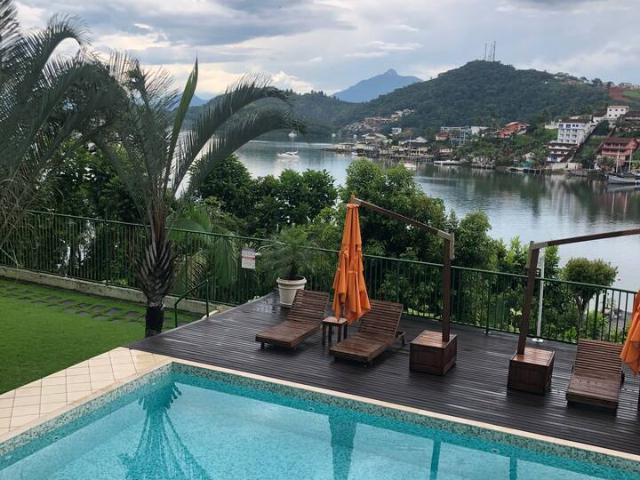 Vendo amplo apartamento com vista para o mar em Angra dos Reis RJ