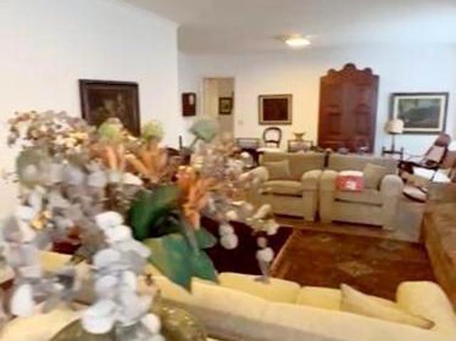 VENDO AMPLO APARTAMENTO NO CORAÇÃO DO GONZAGA EM SANTOS