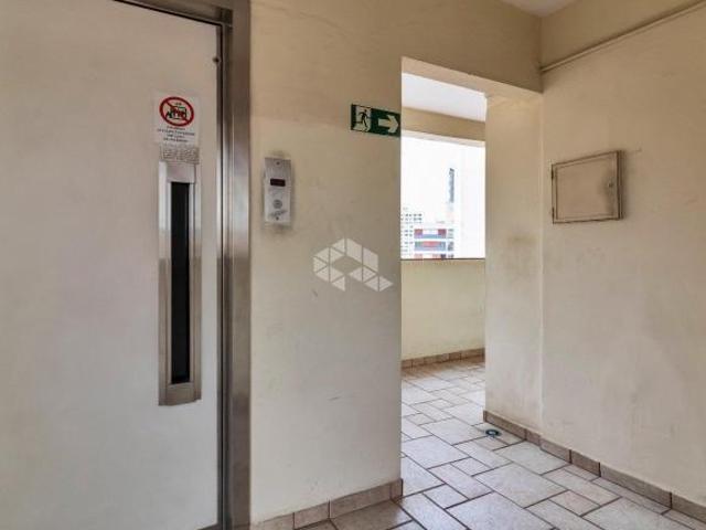 Vendo Apartamento de 32m² no Bairro Higienópolis, ao lado do Metrô, em andar alto, todo reformado, c