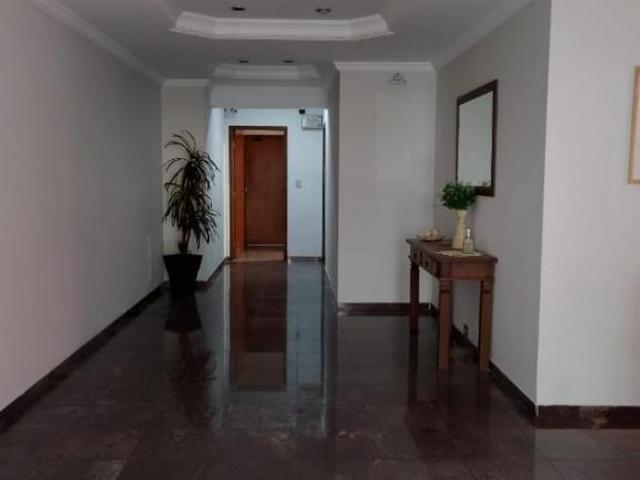 Vendo Apartamento p/ reforma de 2 dormitórios, suíte e garagem fechada no Embaré