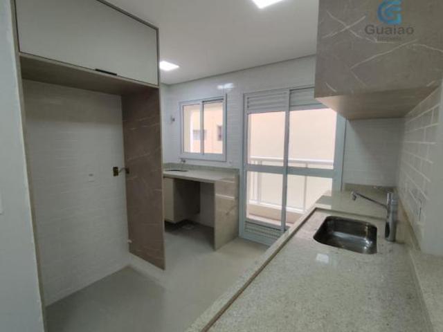Vendo Apartamento Reformado, 02 suítes, 01 vaga garagem demarcada p/ carro elétr