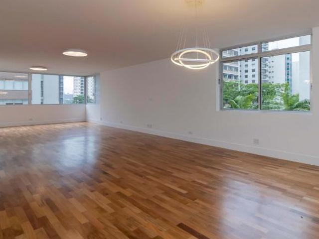 Vendo apartamento reformado de 270m2 de área útil, 03 dormitórios, sendo 02 suítes, lavabo, ampla sa