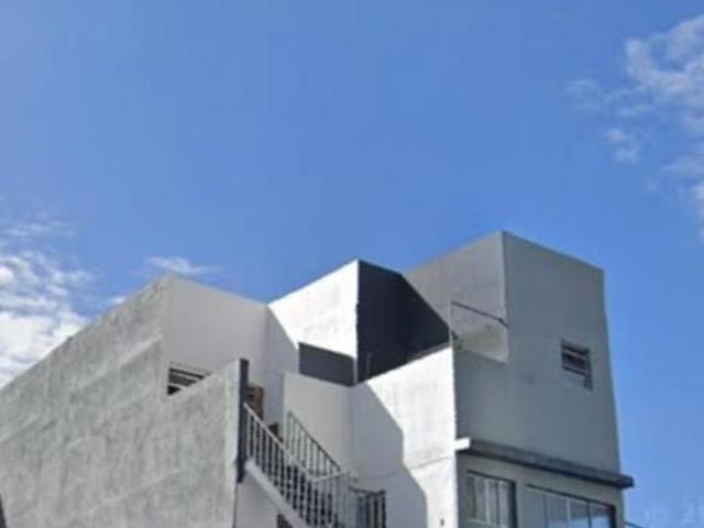 Vendo apt com entrada separada,com 2 vagas de garagem