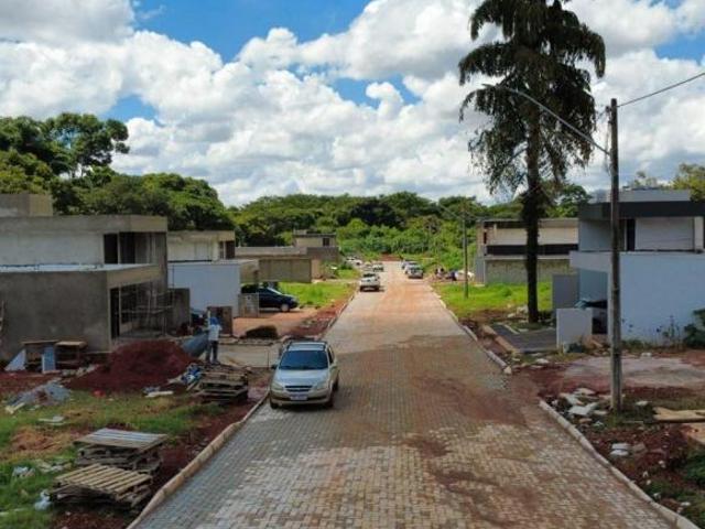 VENDO BELÍSSIMO LOTE EM CONDOMÍNIO ANTIGO CONSOLIDADO COM 400m2! Ac carro!