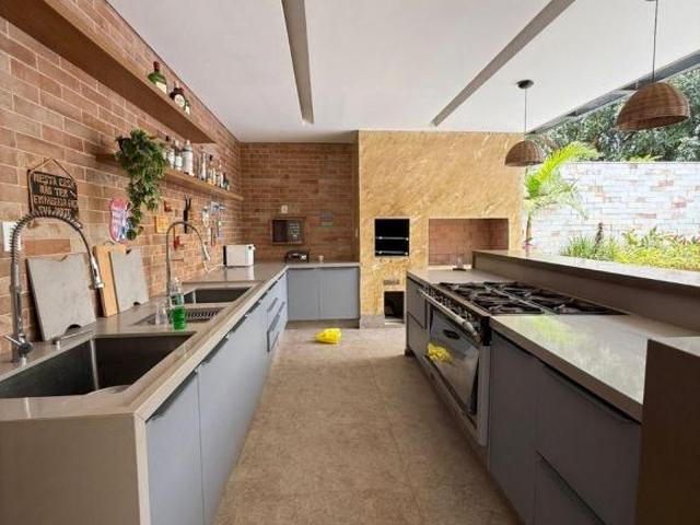 VENDO BELÍSSIMA CASA COM PISCINA TODA MONTADA EM ARMARIOS AC PERMUTA ED CASA BLANCA COM 04 SUÍTES!