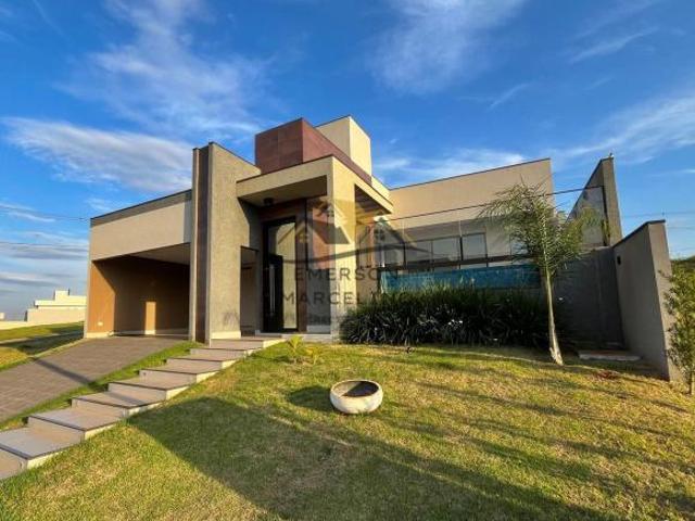 VENDO Belíssima Casa com Piscina e 3 Suítes em Cond. Fechado