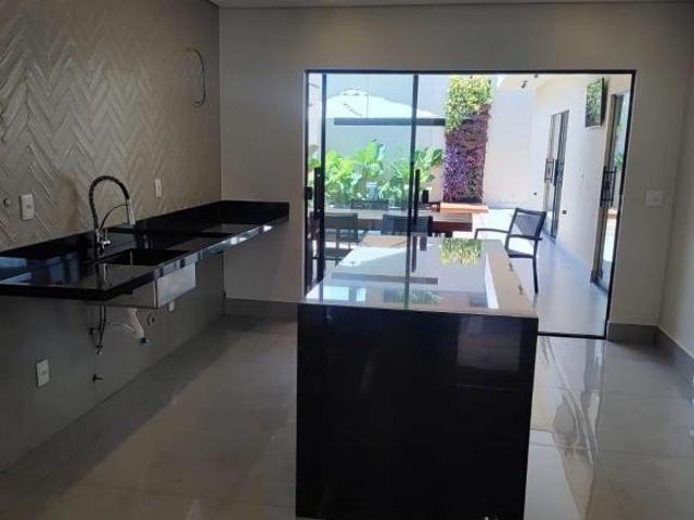 VENDO BELÍSSIMA CASA EM ARNIQUEIRAS COM 300m2 TERRENO PLANTA BEM DISTRIBUÍDA!