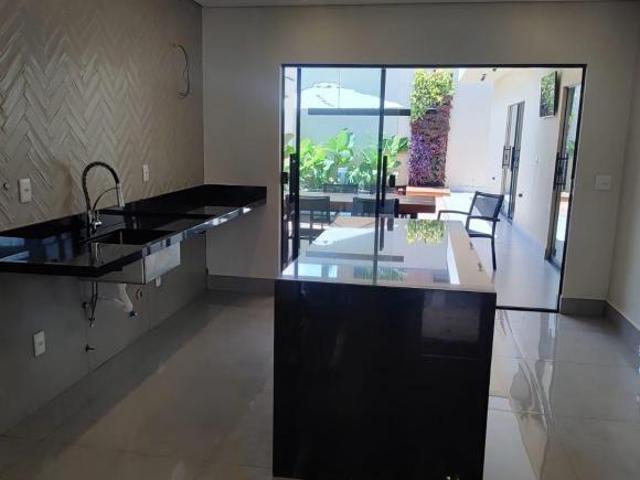 VENDO BELÍSSIMA CASA EM ARNIQUEIRAS COM 300m2 TERRENO PLANTA BEM DISTRIBUÍDA!