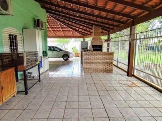 VENDO BELÍSSIMA CASA NA 713 SUL COM VARANDA TODA MONTADA ESPAÇOSA!
