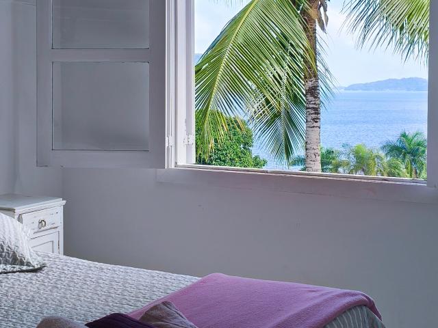 Vendo casa na praia em Condomínio em Angra dos Reis RJ