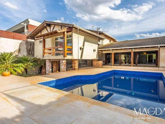 Vendo casa na QL 10 com 05 quartos, reformada