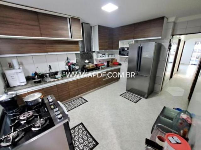 Vendo casa na QNN 20. Composto de: 3 Quartos, 1 suíte, Lala e cozinha ampla, 2 carros