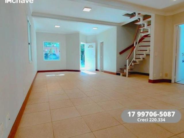 Vendo Casa no Condomínio South Valley com 3 suítes, SPA em excelente localização