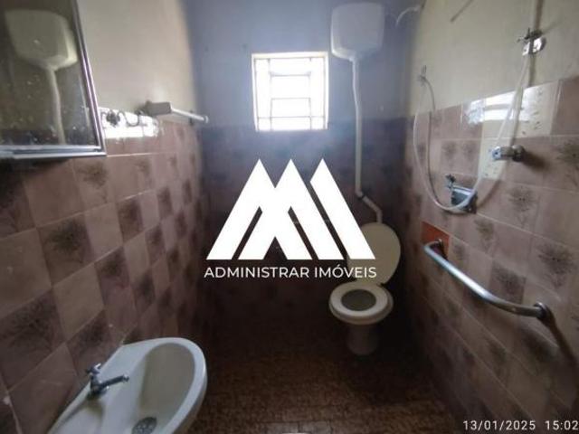 Vendo casa antiga com excelente construção em Itaúna em excelente localização no Santanense!