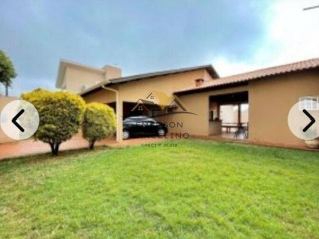 VENDO Casa com 4 Dormitórios e Amplo Terreno na Região Leste