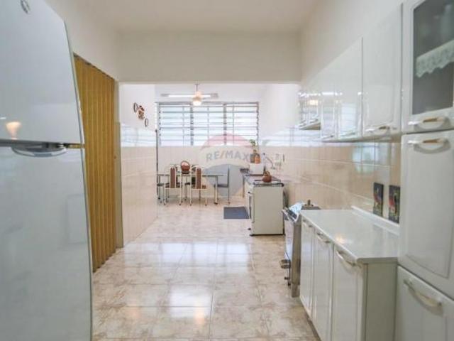 Vendo casa com 03 quartos e duas garagens mais duas lojas. Oportunidade!