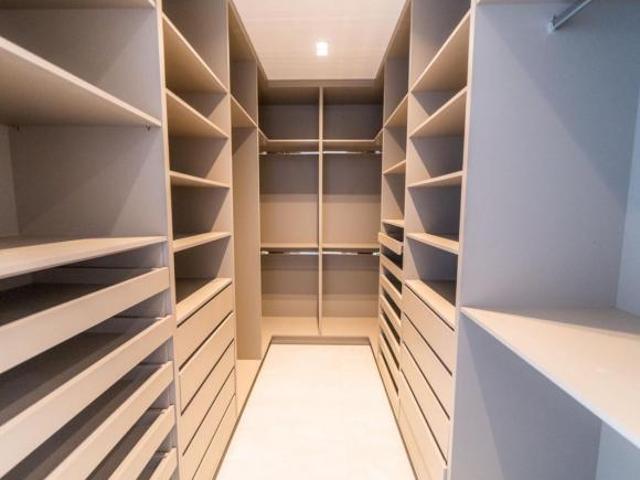 VENDO CASA COM 04 SUÍTES SUPER MONTADA PE DIREITO DUPLO ARMÁRIOS PISCINA!