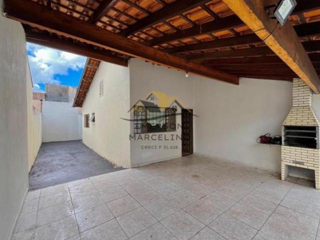 VENDO Casa com 3 Dormitórios e Suíte na Região Leste